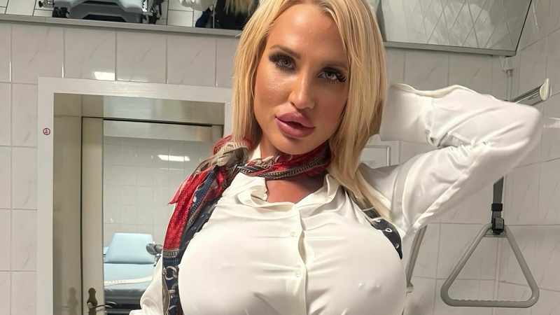 Fetischmodel Calea Toxic schwingt gerne mal die Peitsche!