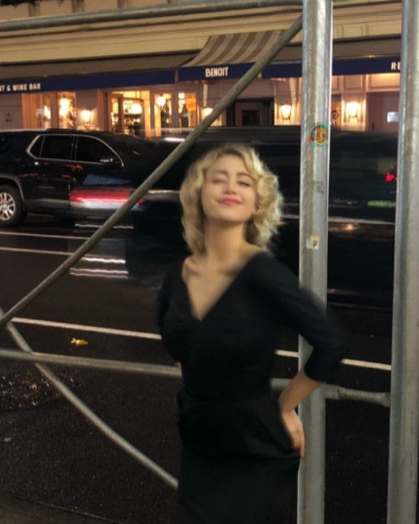 De stoute Caylee Cowan laat ons blozen door haar uitdagende blik!