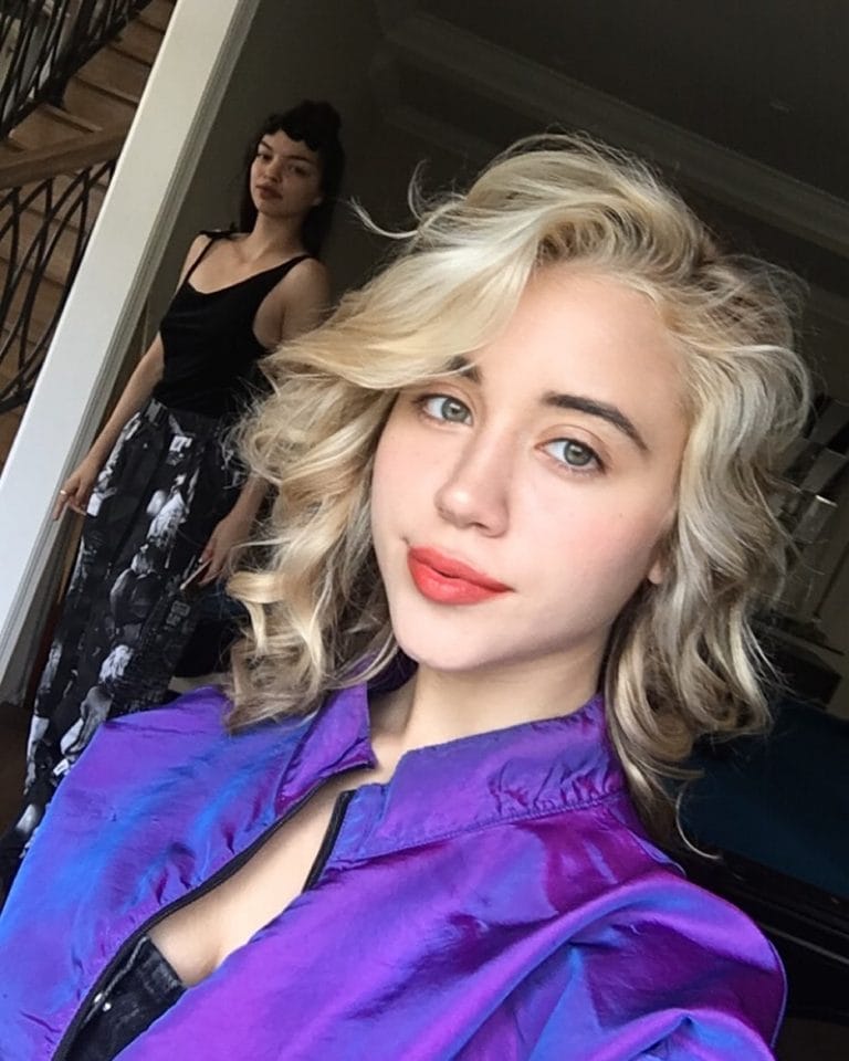 De stoute Caylee Cowan laat ons blozen door haar uitdagende blik!