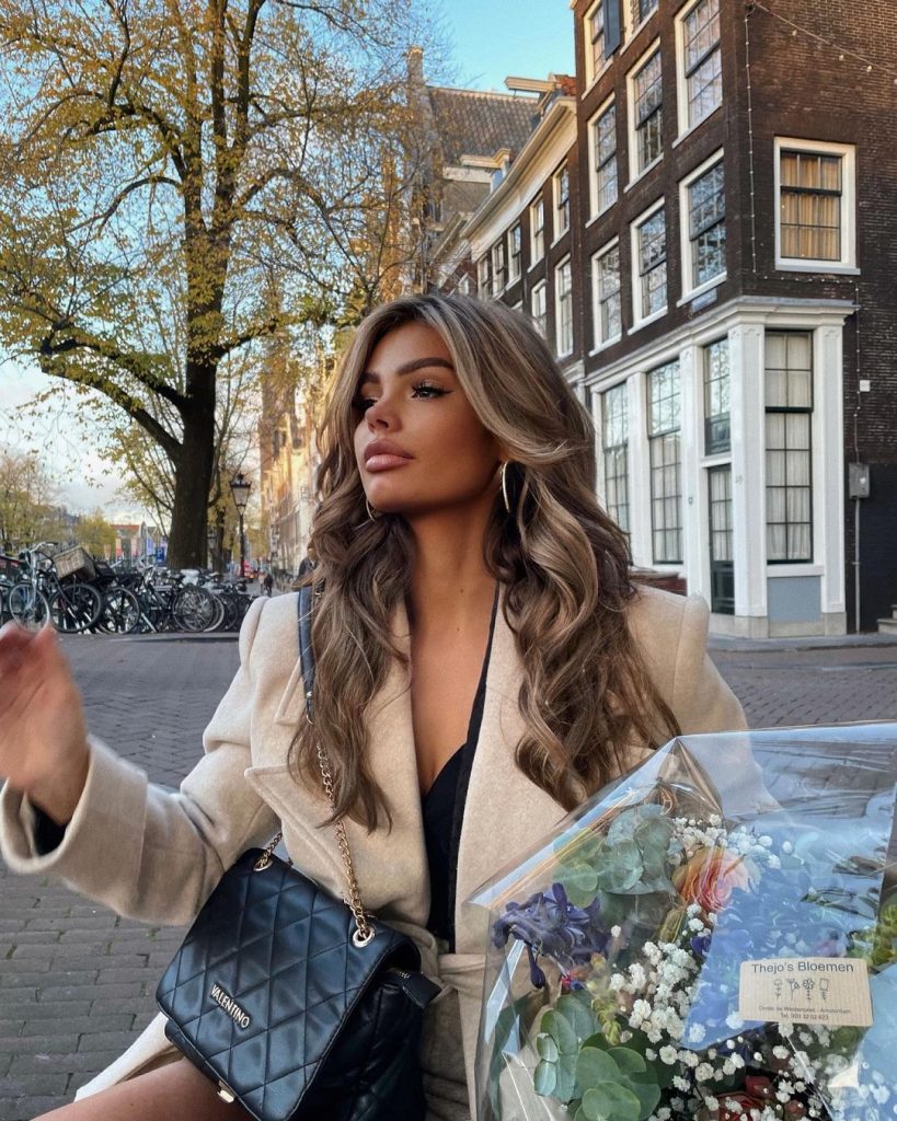 Heeft knappe influencer Laura Celia de mooiste bos haren van Instagram?