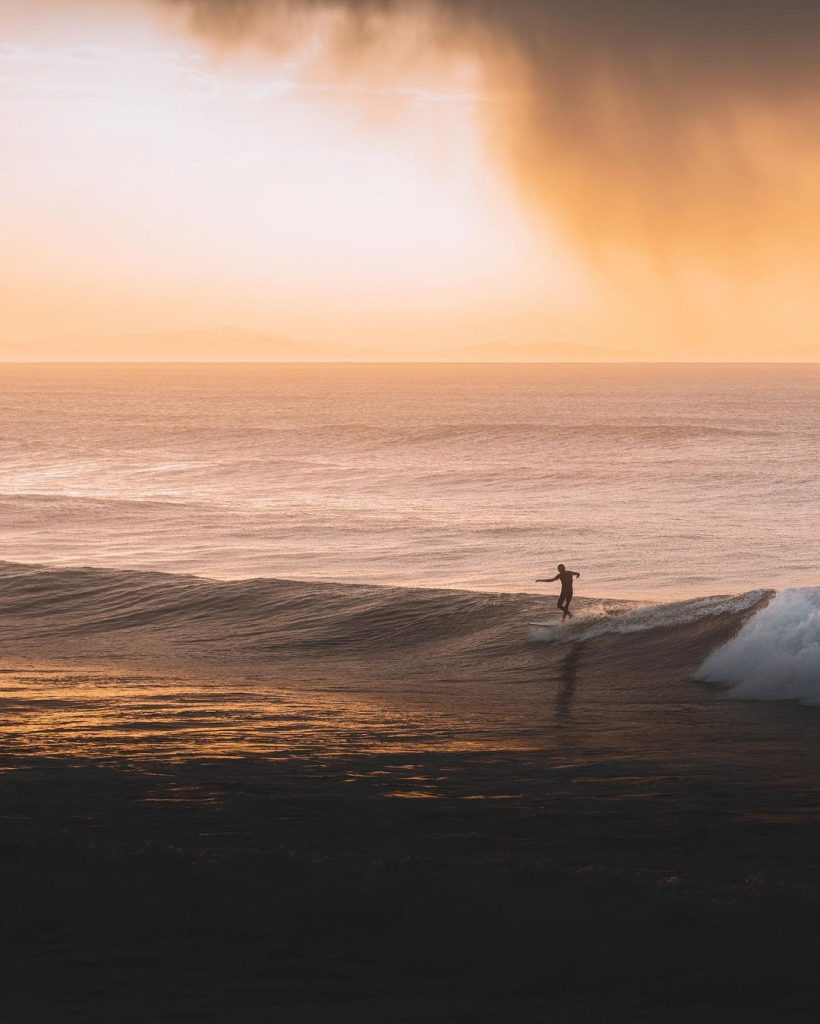 Fotograaf Jon Sanchez maakt foto's waar surfers verliefd op zijn!