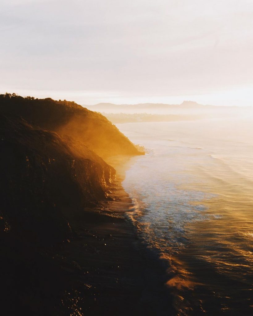 Fotograaf Jon Sanchez maakt foto's waar surfers verliefd op zijn!