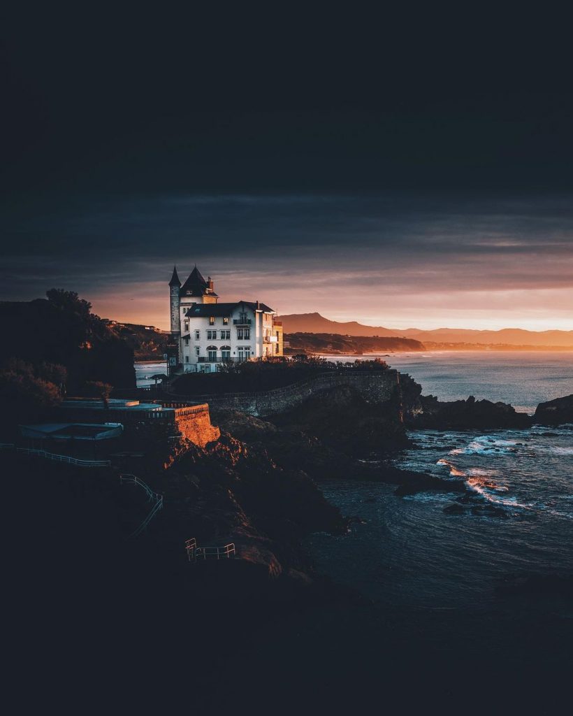 Fotograaf Jon Sanchez maakt foto's waar surfers verliefd op zijn!