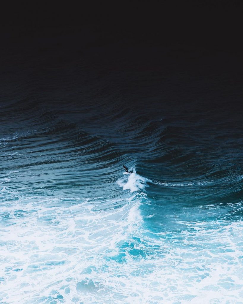 Fotograaf Jon Sanchez maakt foto's waar surfers verliefd op zijn!