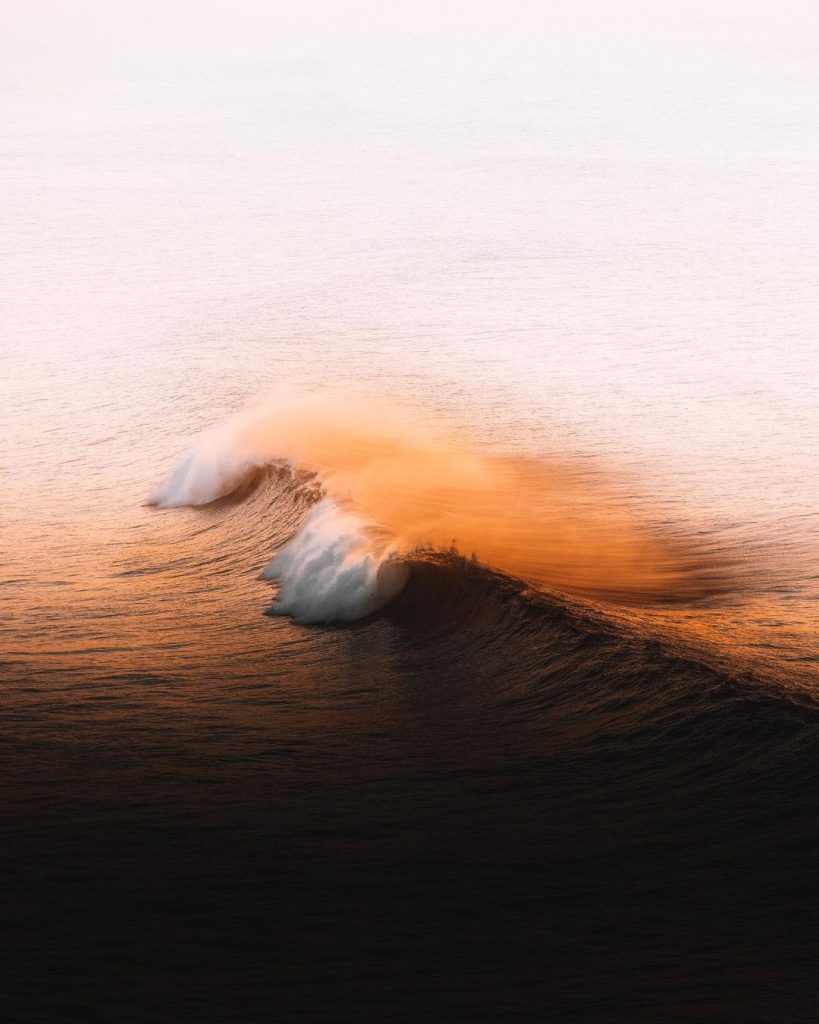 Fotograaf Jon Sanchez maakt foto's waar surfers verliefd op zijn!