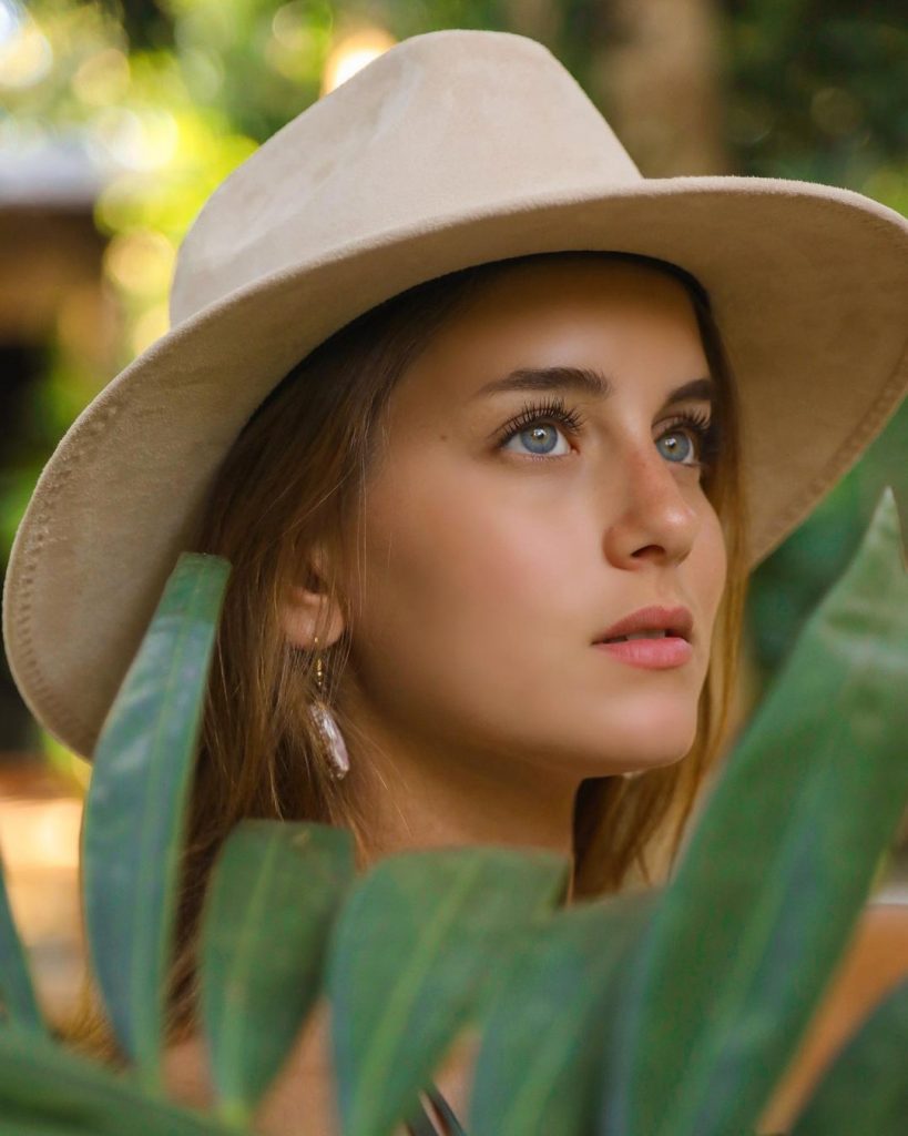 Adi Hashamonai is de knapste travel chick die je tot nu toe gezien hebt!