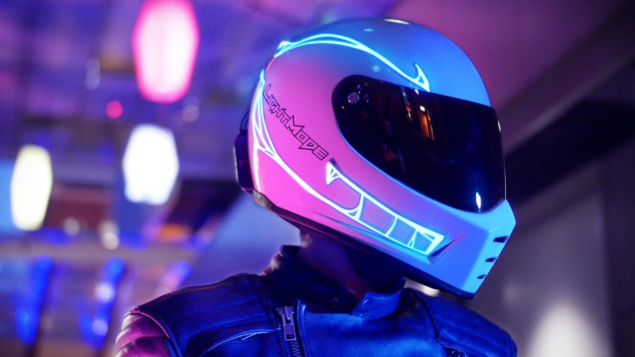 'Mr LightMode' maakt futuristische lichtgevende motorhelmen!