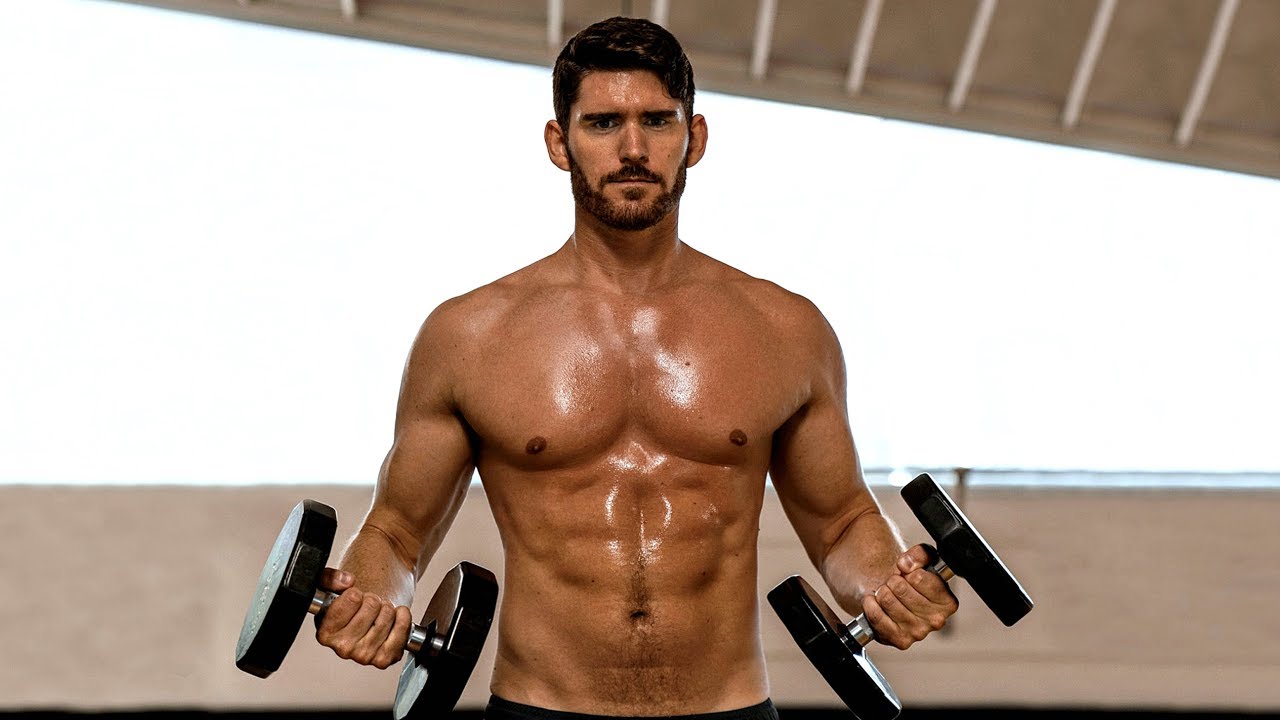 Erik Conover laat zich afmatten door de trainer van Chris Hemsworth!