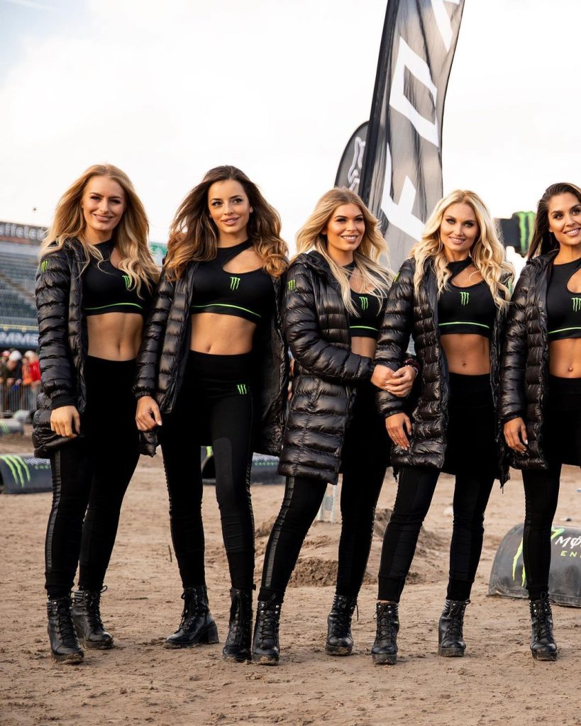 De Monster Energy Girls stelen de show in de nieuwste Swimsuit Edition!