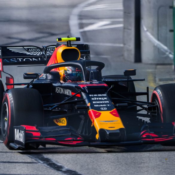 Kun jij je ogen van de ronde tieten van Katerina Alyabova afhouden ...