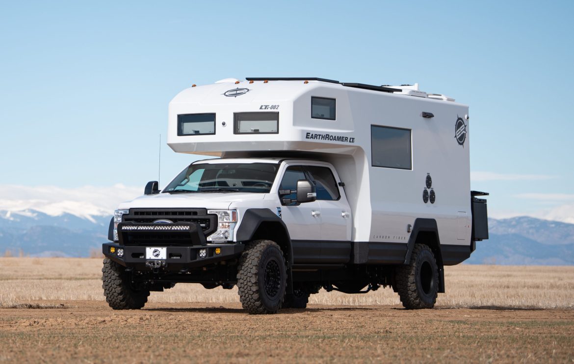 Zie jij jezelf al rondrijden in deze brute superluxe Earthroamer LTi?
