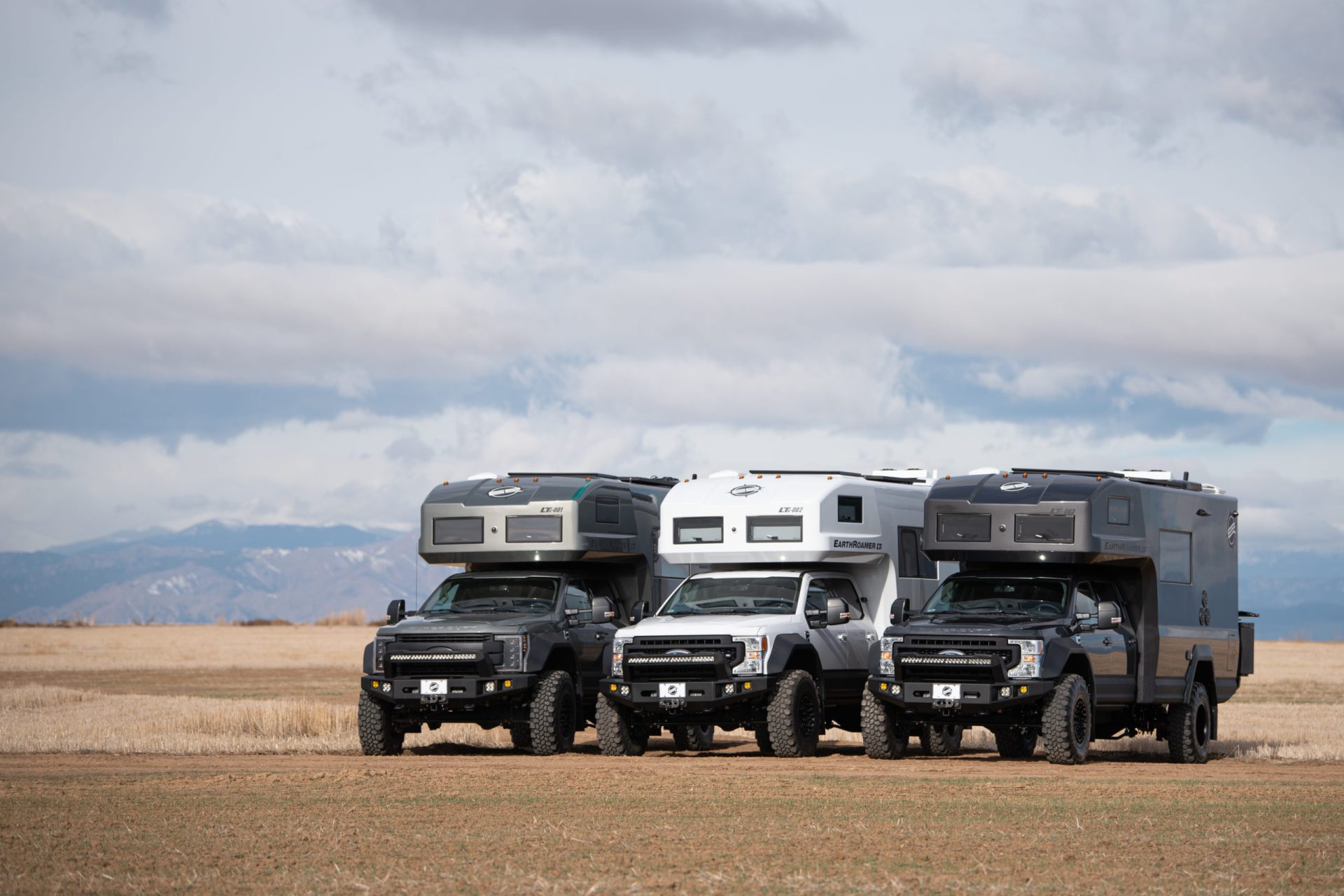 Zie jij jezelf al rondrijden in deze brute superluxe Earthroamer LTi?