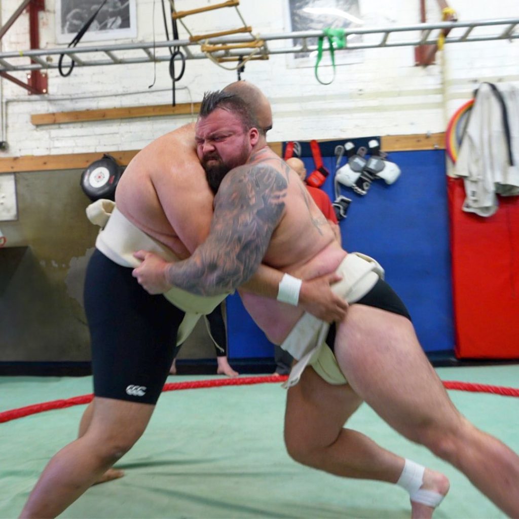 Eddie Hall (de sterkste man ter wereld) waagt zich aan sumo!