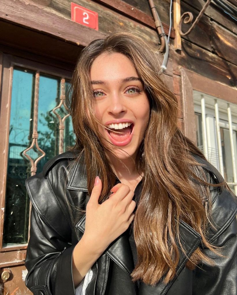 Turkse actrice Cemre Baysel is vaak in Nederland te vinden!