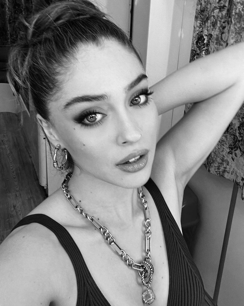 Turkse actrice Cemre Baysel is vaak in Nederland te vinden!