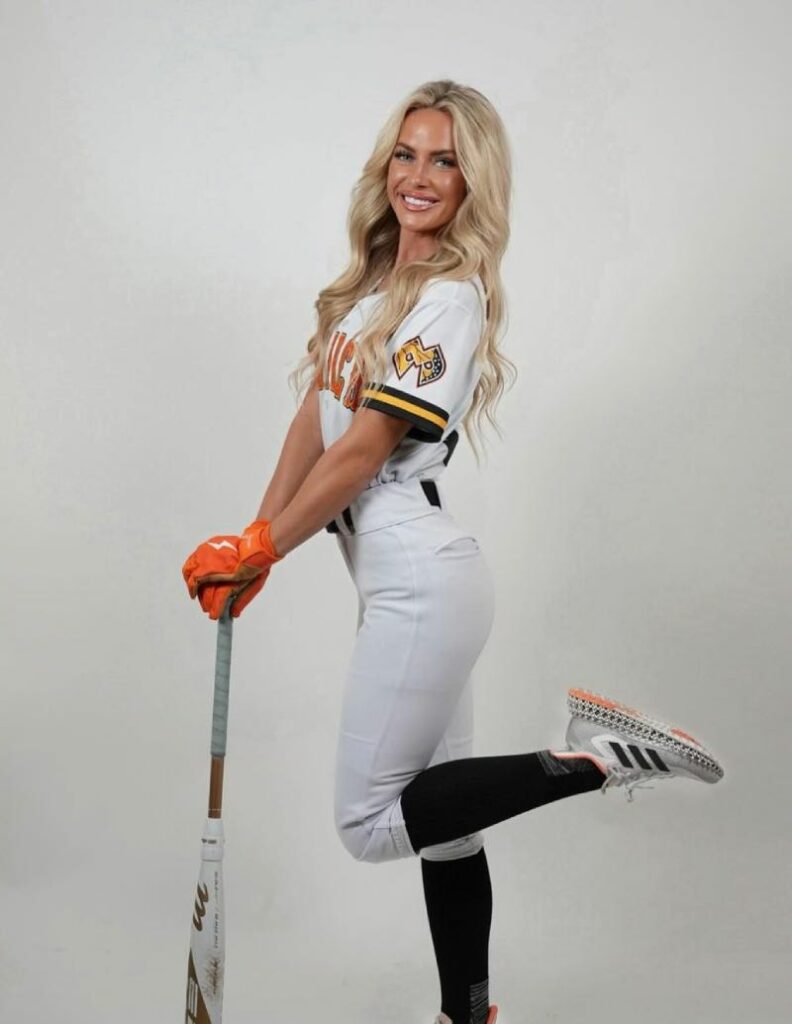Professioneel softballer Brylie stClair showt haar skills met ballen ...