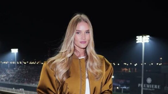 Kun jij de zwoele blik van Merve Yano weerstaan? - Daily Base